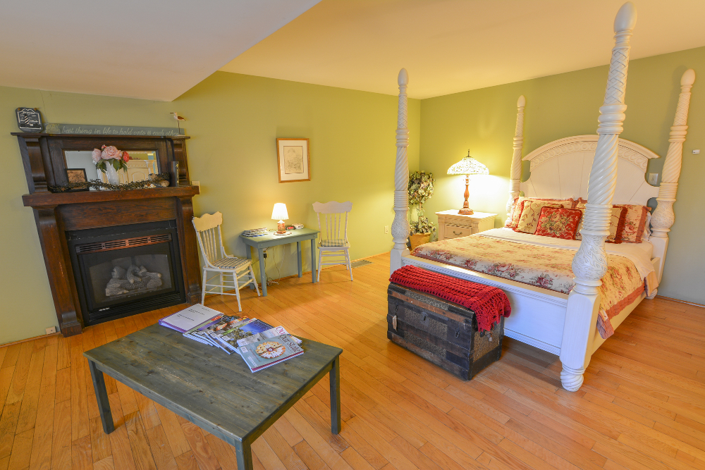 Pilot Knob Inn | Suites