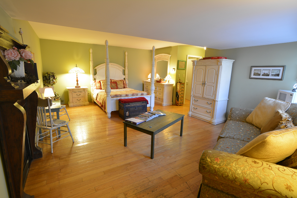 Pilot Knob Inn | Suites